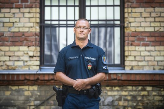 Mesél a rendőr: szemétkupac alól ásták ki - Marcali Portál